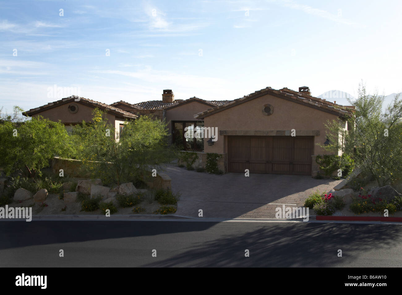 Tuscan villa exterior with driveway Stock Photo - Alamy