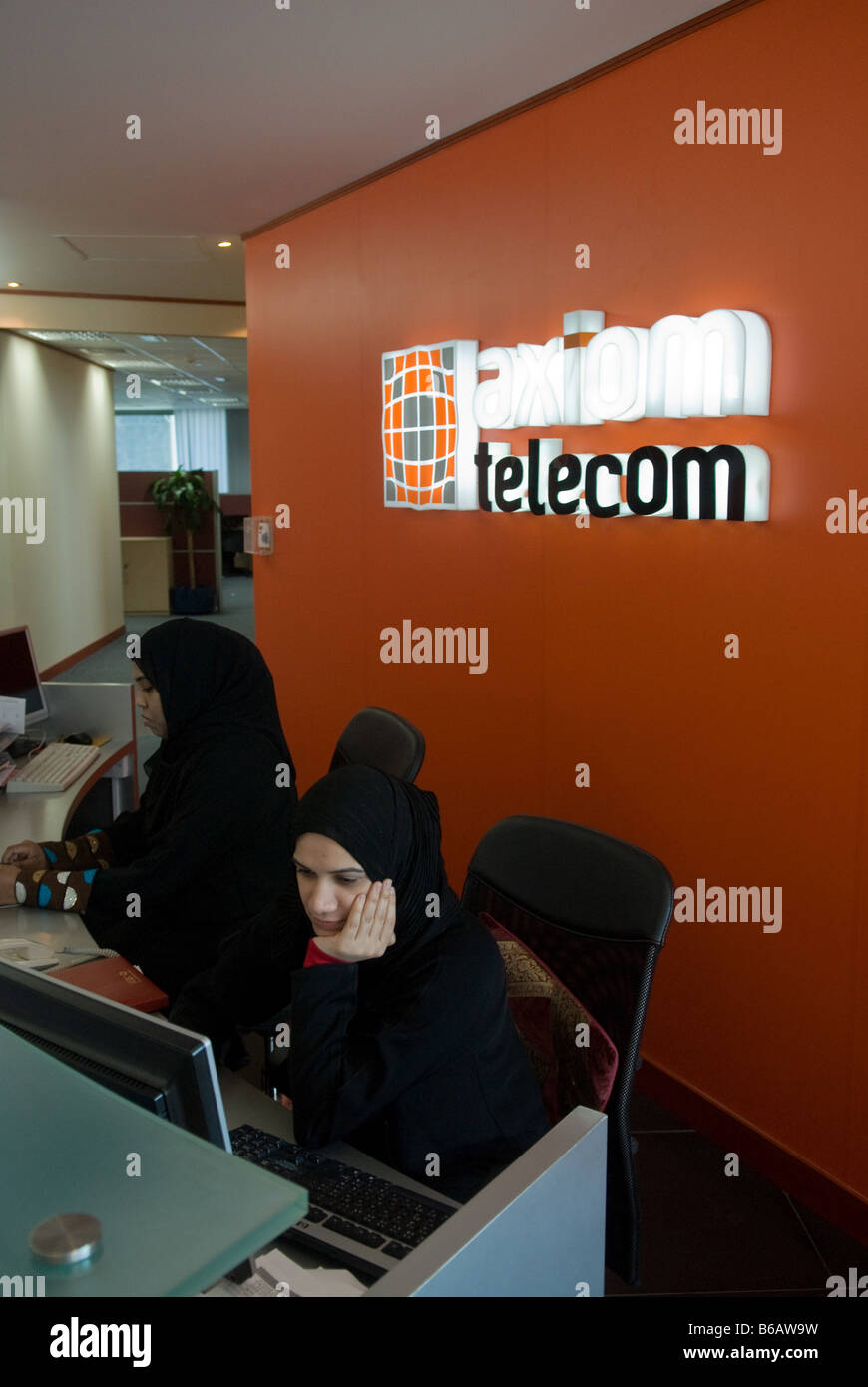 Office workers dubai hi-res stock photography and images - Alamy