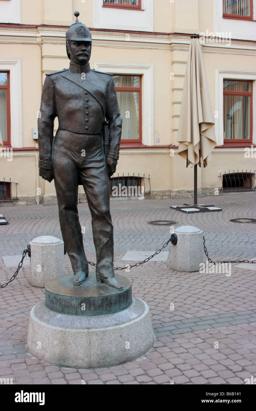 Statue of policeman hi-res stock photography and images - Alamy