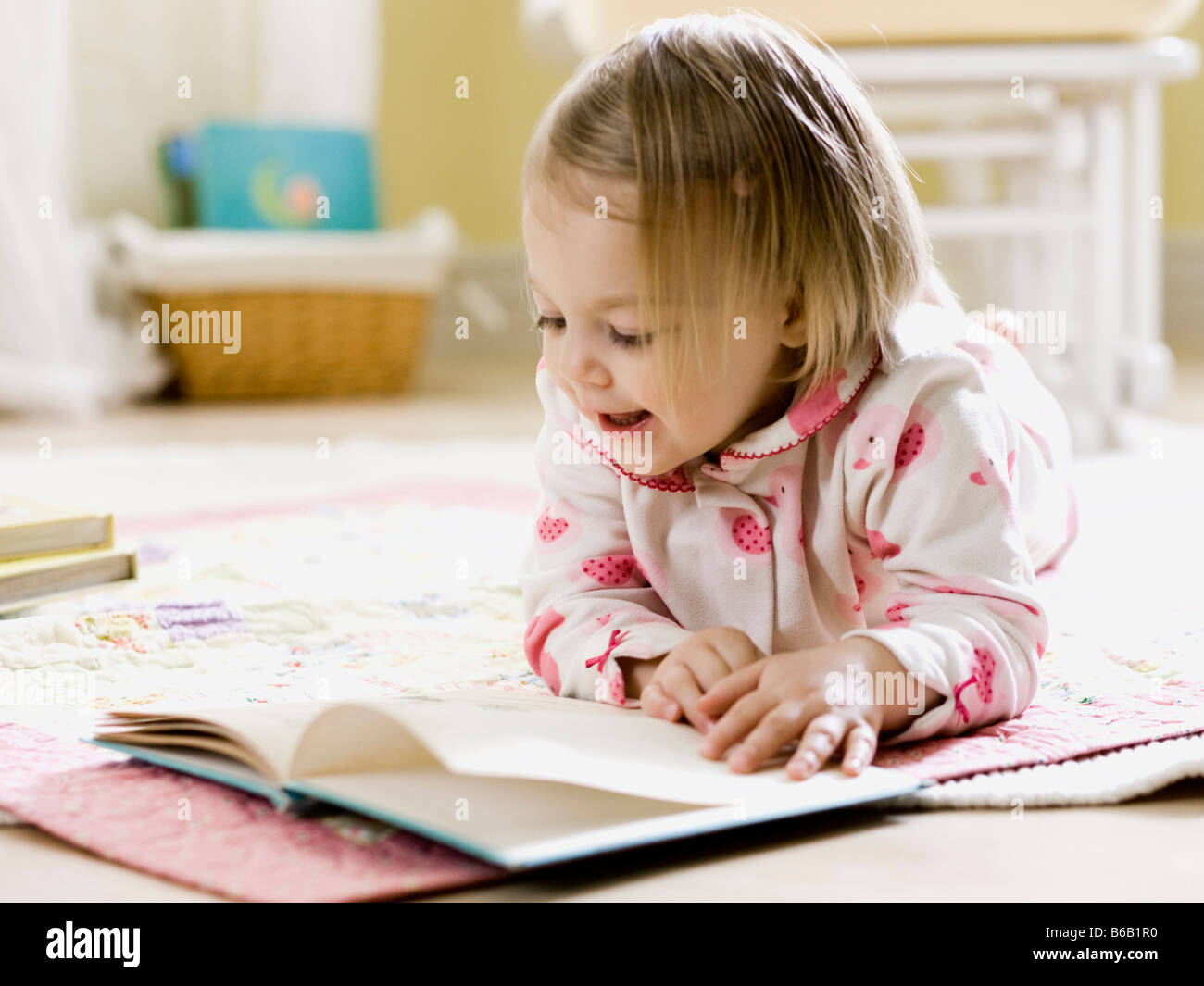little girl reading a book Stock Photo - Alamy