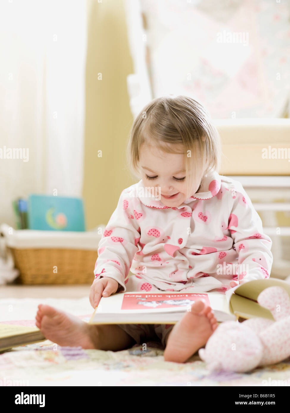little girl reading a book Stock Photo - Alamy