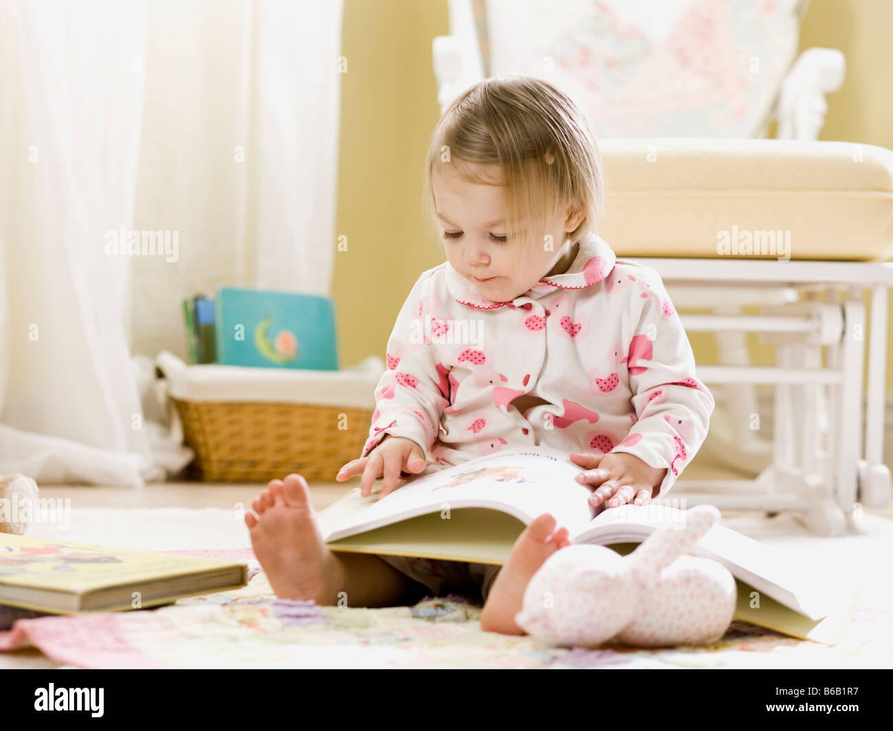 little girl reading a book Stock Photo - Alamy