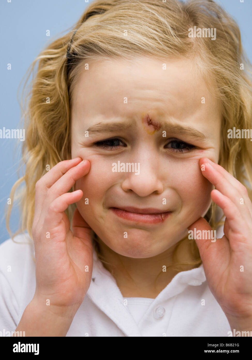 Girl crying with friend hi-res stock photography and images - Alamy