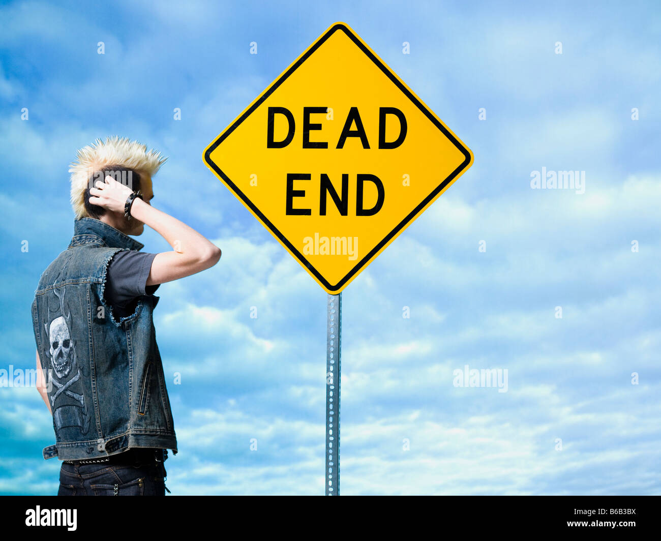 man looking at a dead end sign Stock Photo - Alamy