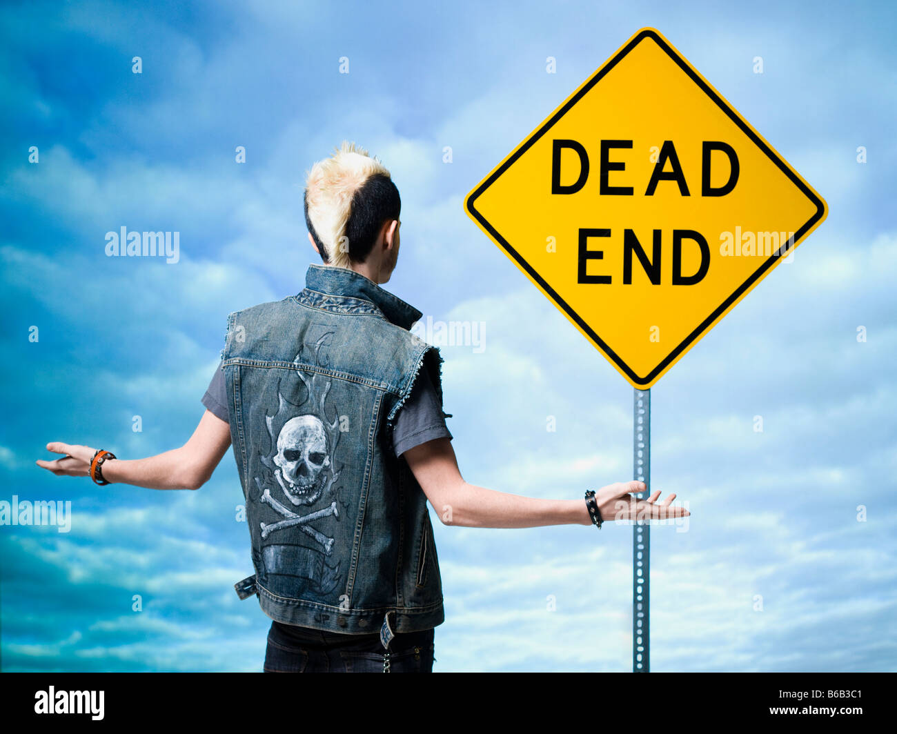 man looking at a dead end sign Stock Photo - Alamy