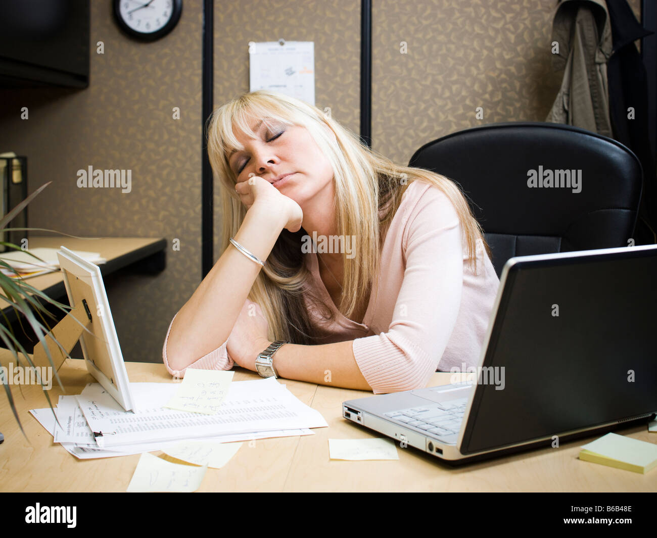 Office cubicle bored hi-res stock photography and images - Alamy