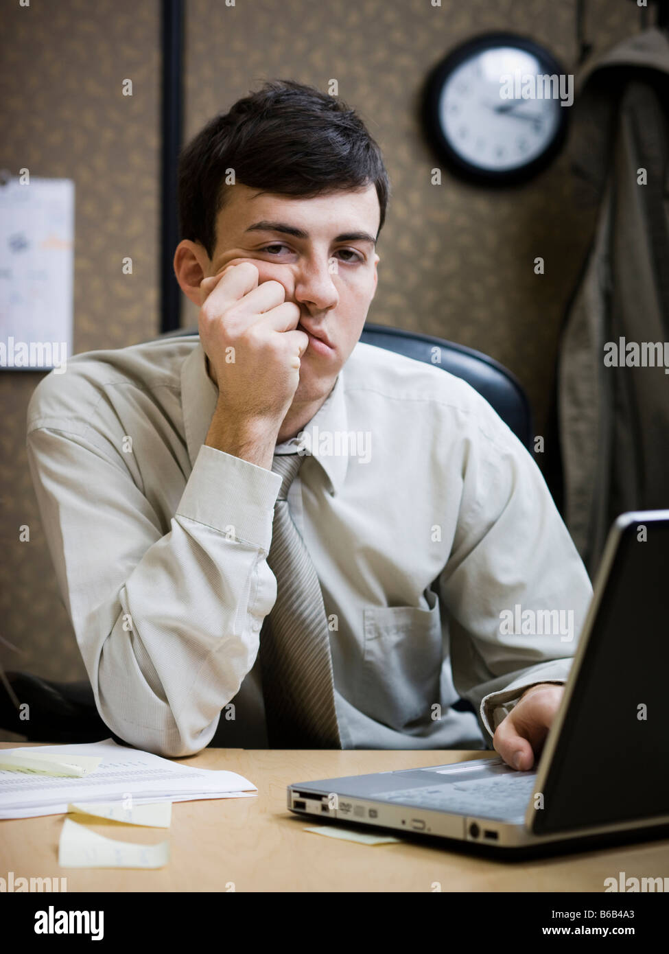 Bored office worker cubicle hi-res stock photography and images - Alamy