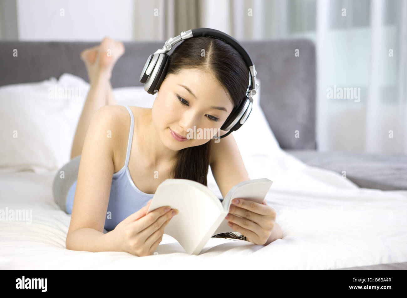 Headphonereading hi-res stock photography and images - Alamy