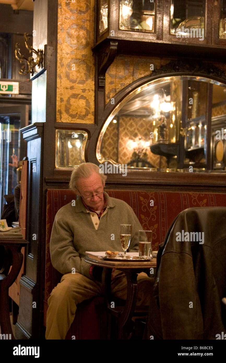 Europe residents resident discussion hi-res stock photography and ...