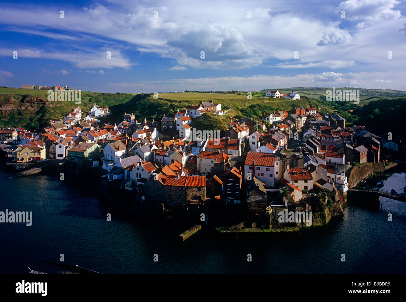 Staithes harbour hi-res stock photography and images - Alamy