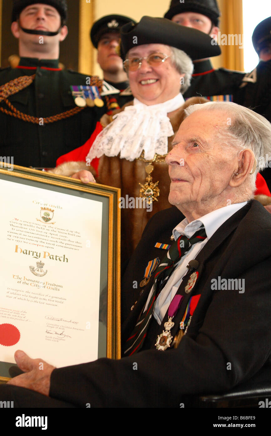 Harry Patch British 1st World War 1 trench fighting survivor receiving ...
