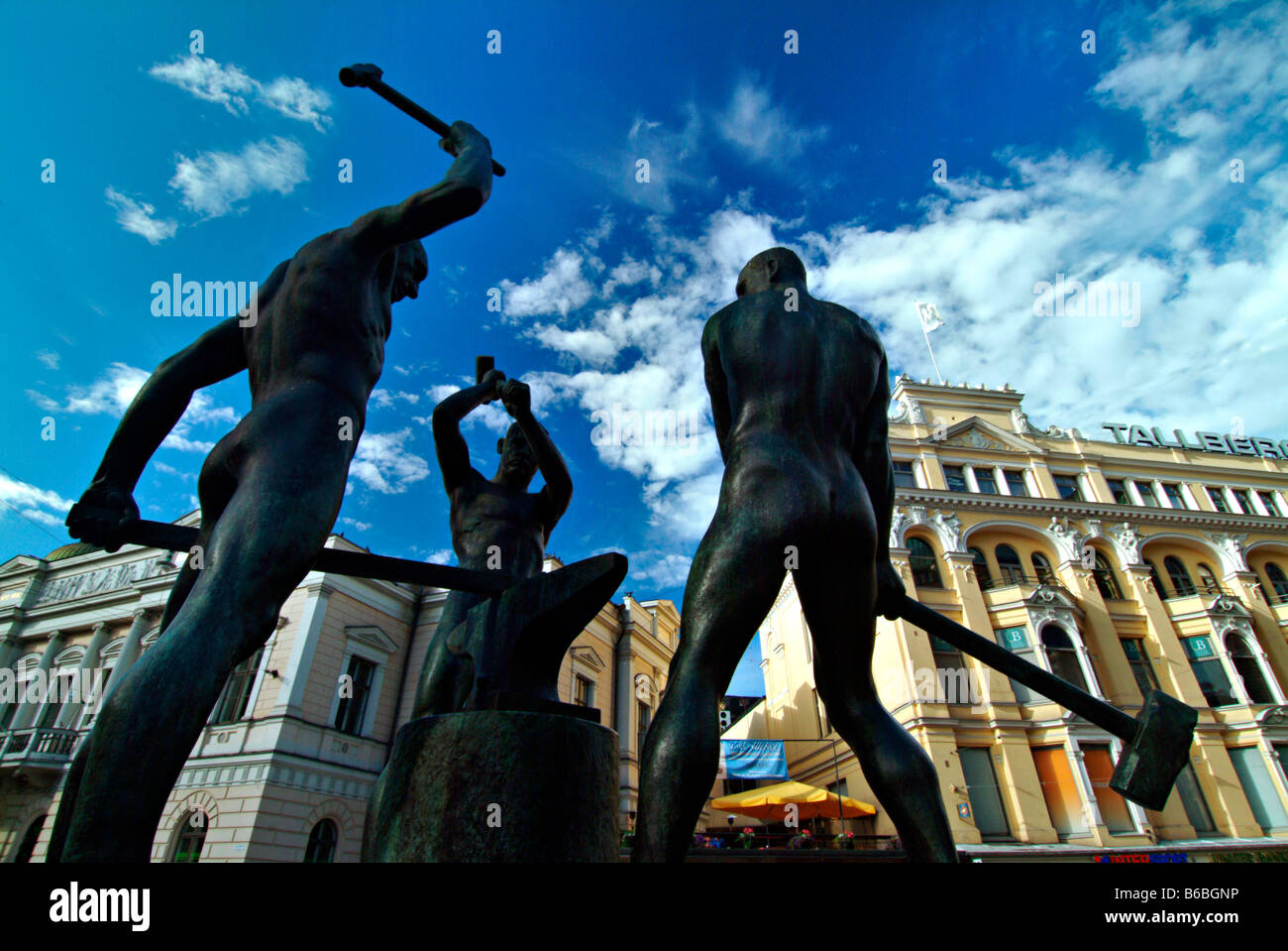Statue of men at town square Stock Photo - Alamy