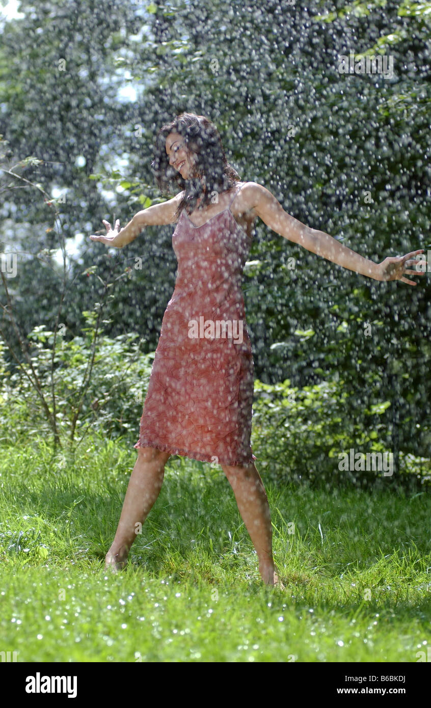 Women outside in the rain hi-res stock photography and images - Alamy