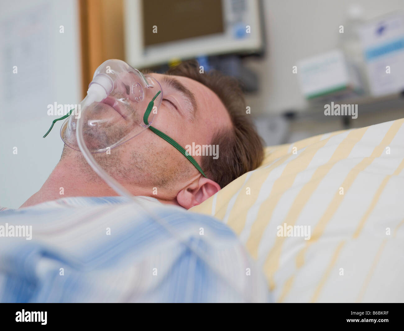 Patient wearing oxygen mask in hospital Stock Photo - Alamy