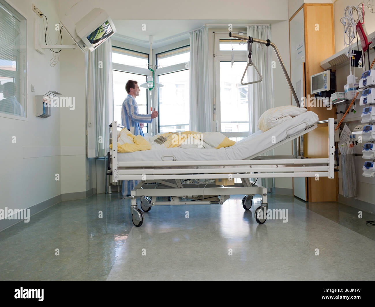Patient in hospital ward Stock Photo - Alamy