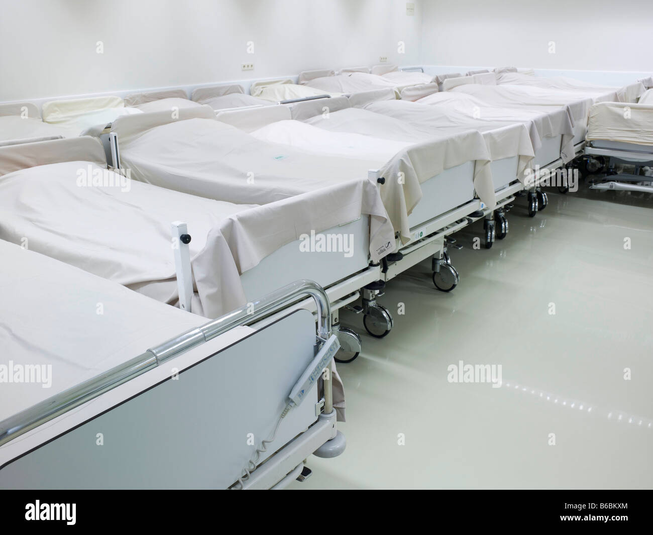 Row of beds hospital hi-res stock photography and images - Alamy