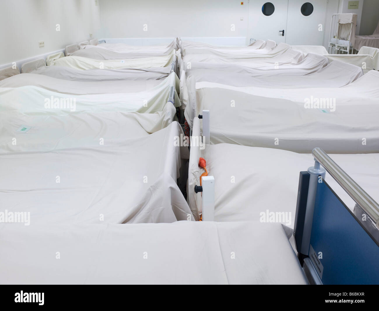 Empty beds in hospital Stock Photo - Alamy
