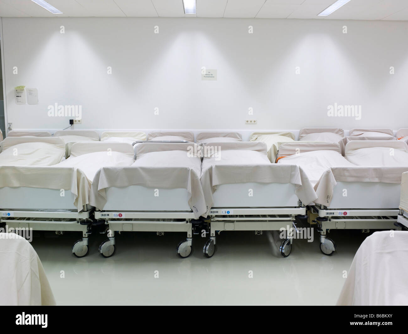 Hospital bed empty high angle hi-res stock photography and images - Alamy