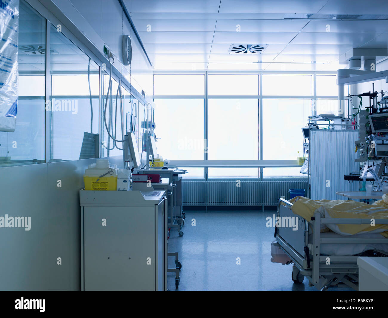 Interiors of hospital ward Stock Photo - Alamy