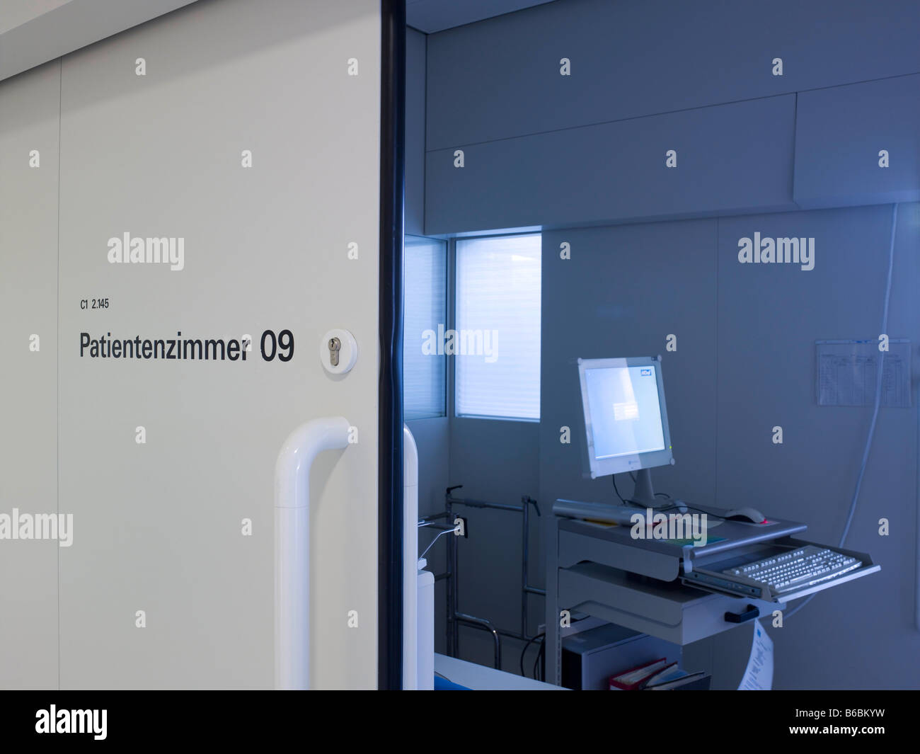 Computer on table in doctor's office Stock Photo - Alamy