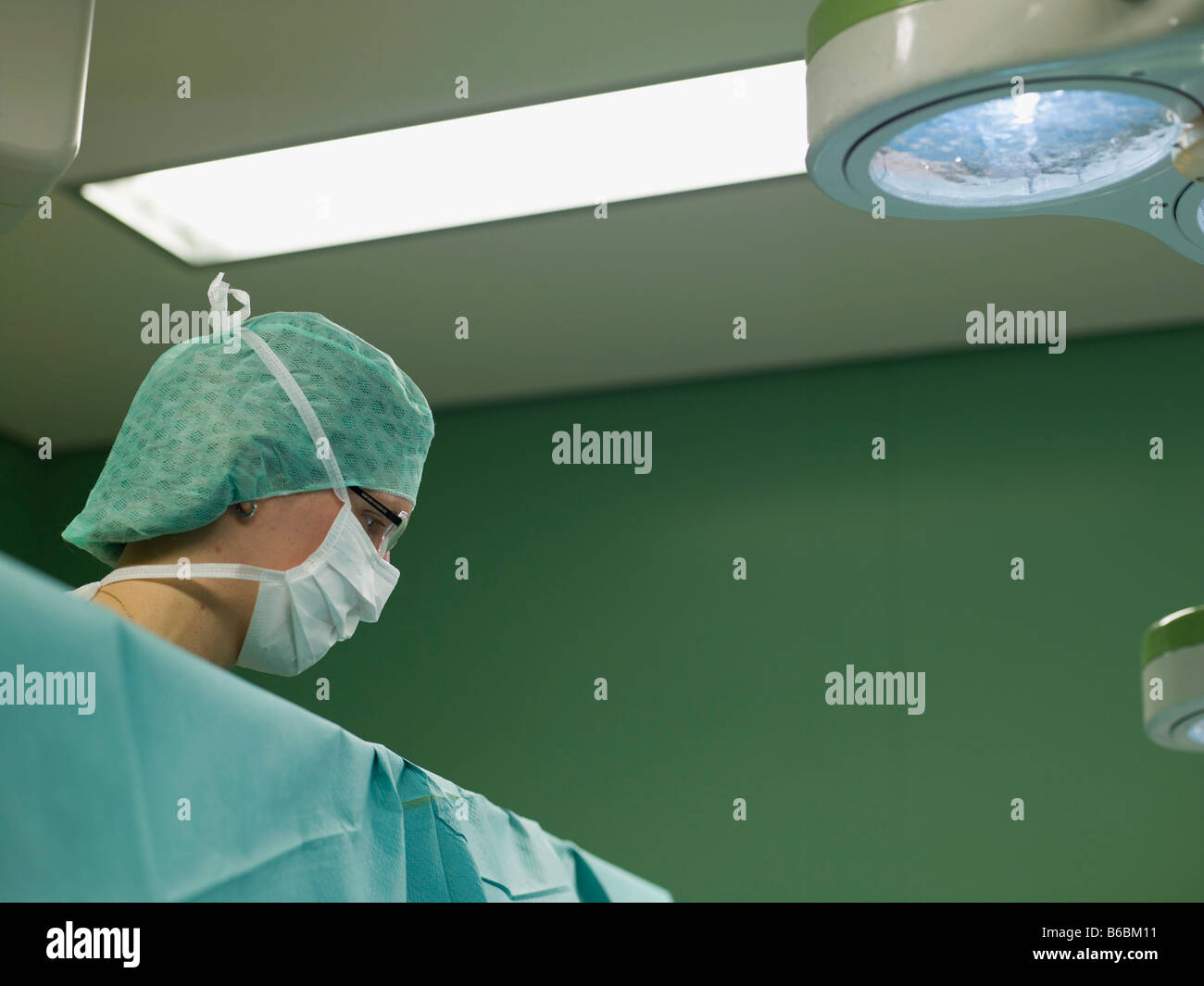 Surgeon in operating room Stock Photo - Alamy