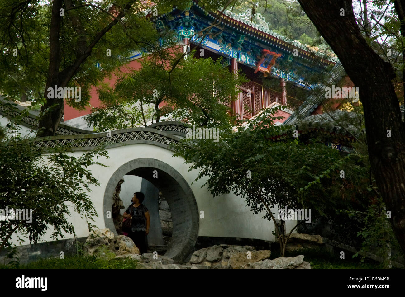 Circular Chinese door in Beihai Park, Beijing Stock Photo - Alamy