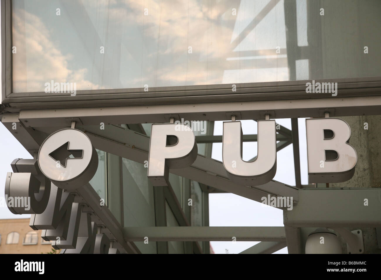 A sign points the way to a pub Stock Photo - Alamy