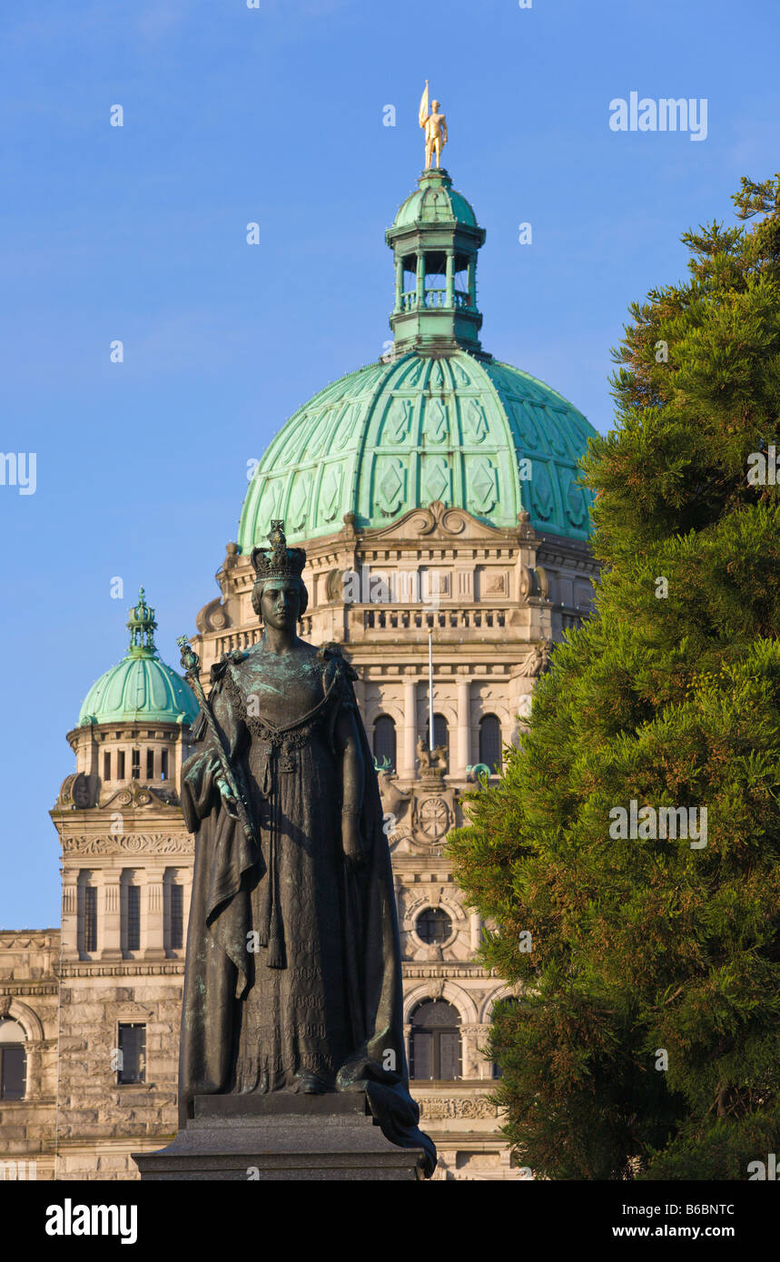 Legislative Building of BC and "statue of Queen Victoria" Victoria ...
