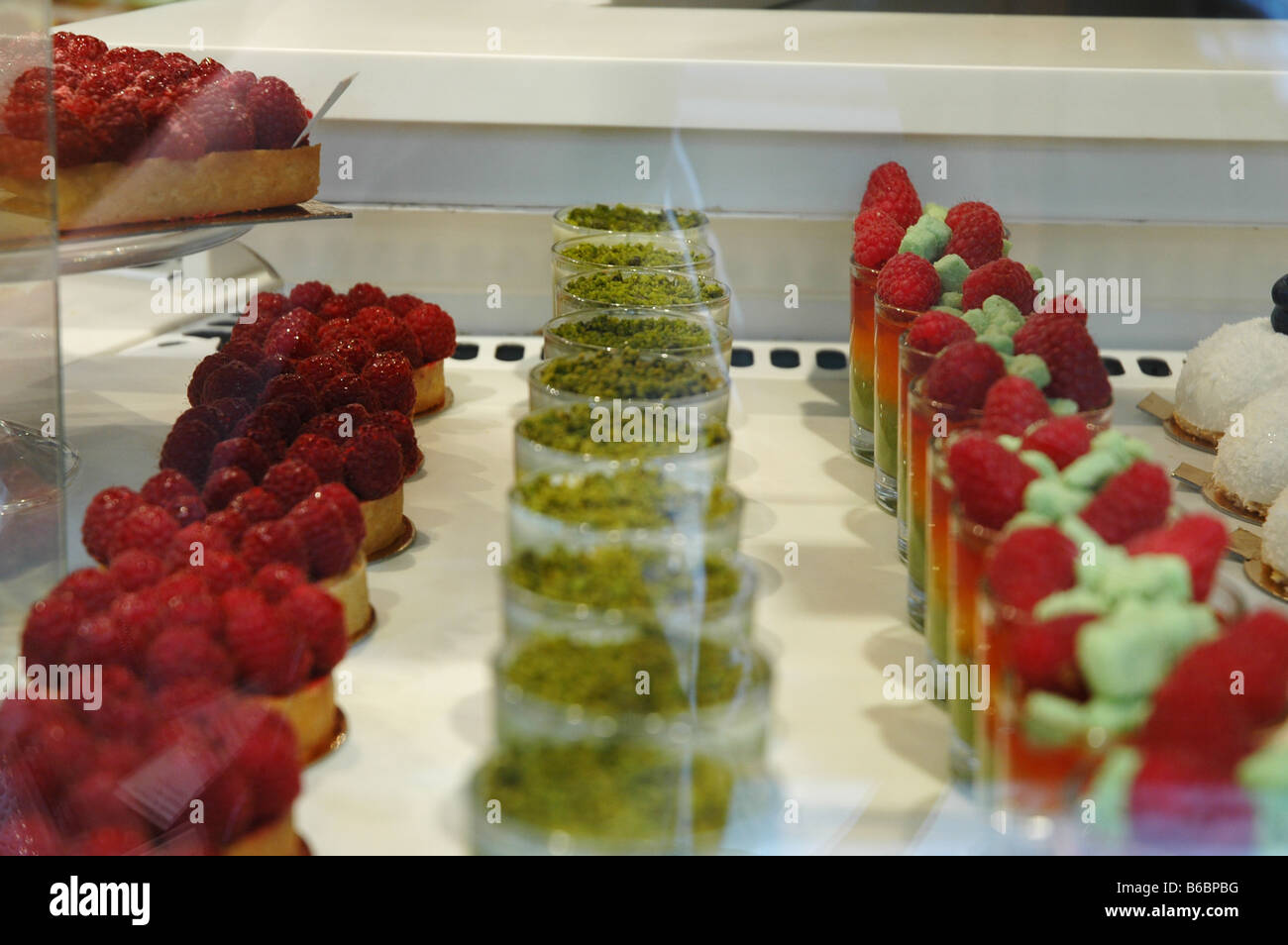 Cakes in patisserie shop window, Paris Stock Photo - Alamy
