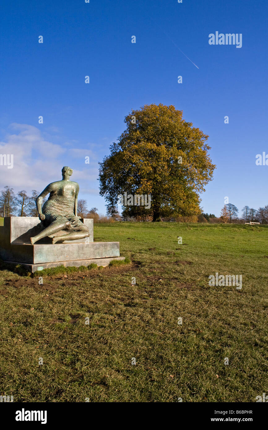 Bronze sculpture reclining figure hi-res stock photography and images ...