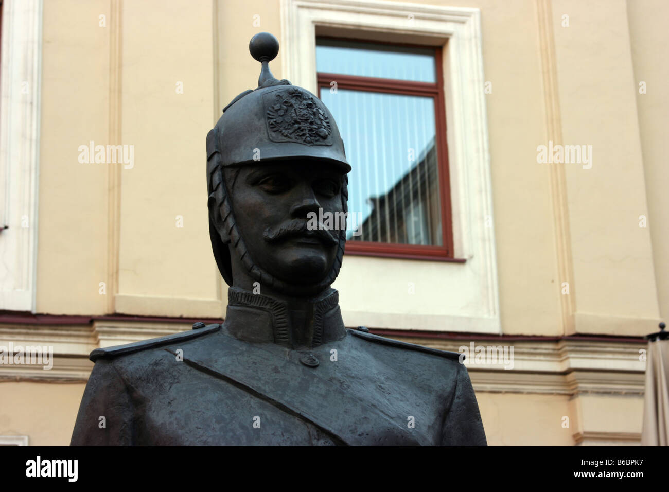 Policeman statue hi-res stock photography and images - Alamy