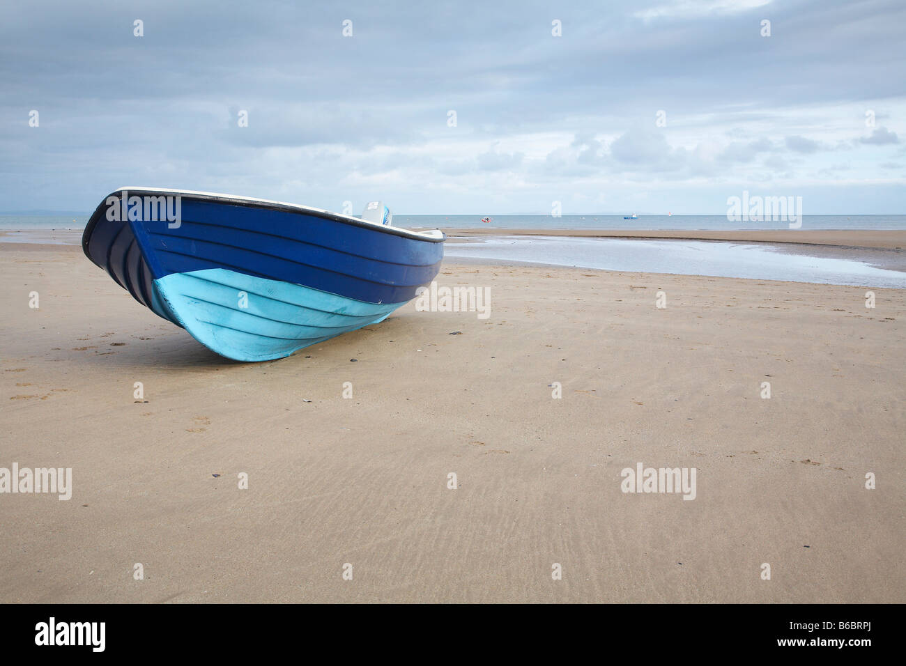Small boat beached at Saundersfoot in South Wales Stock Photo - Alamy