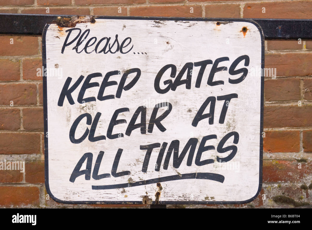 Please keep gates clear at all times sign in the uk Stock Photo - Alamy