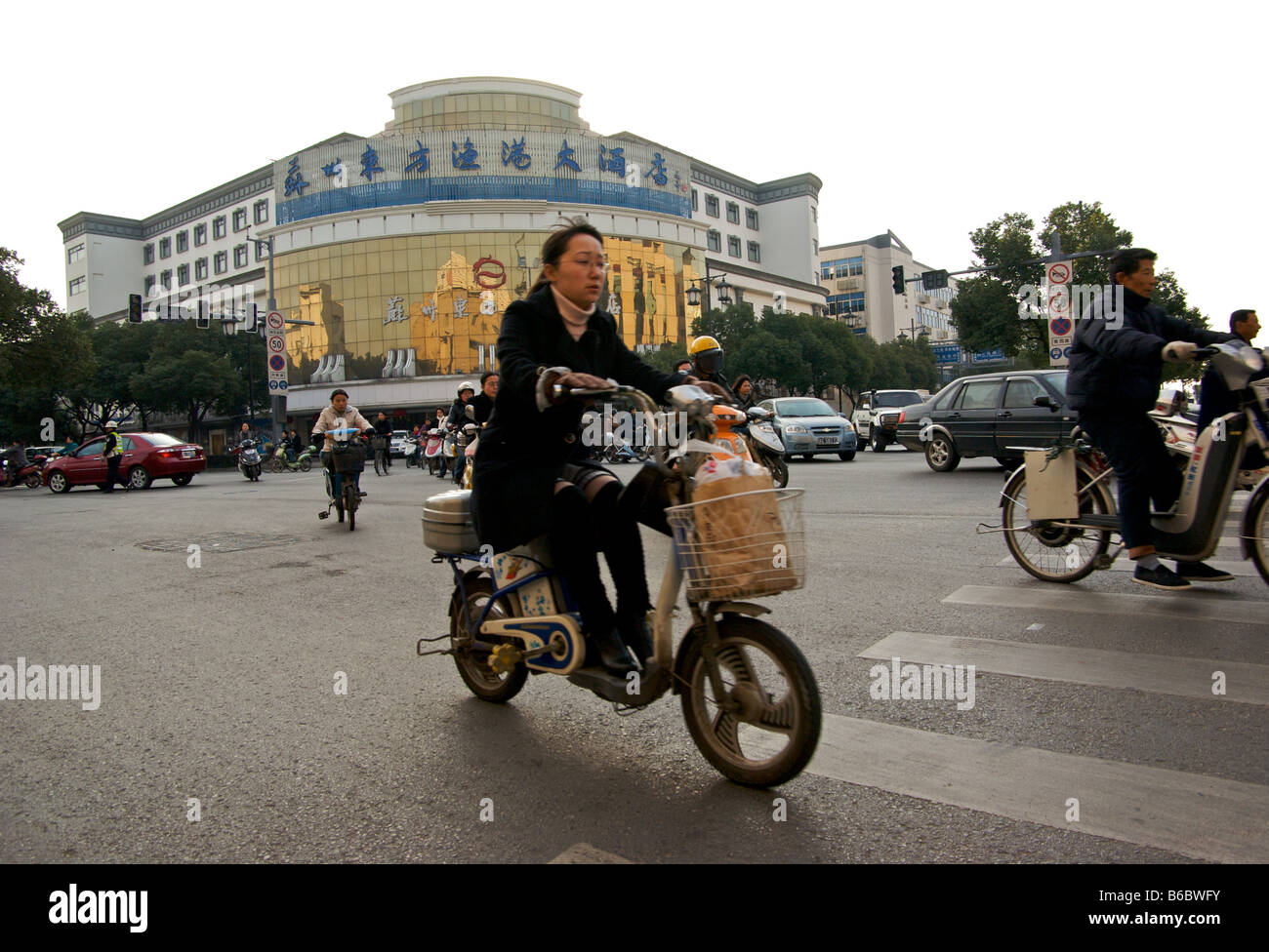 A chaotic crowd of commuters on regular and electric bicycles during ...