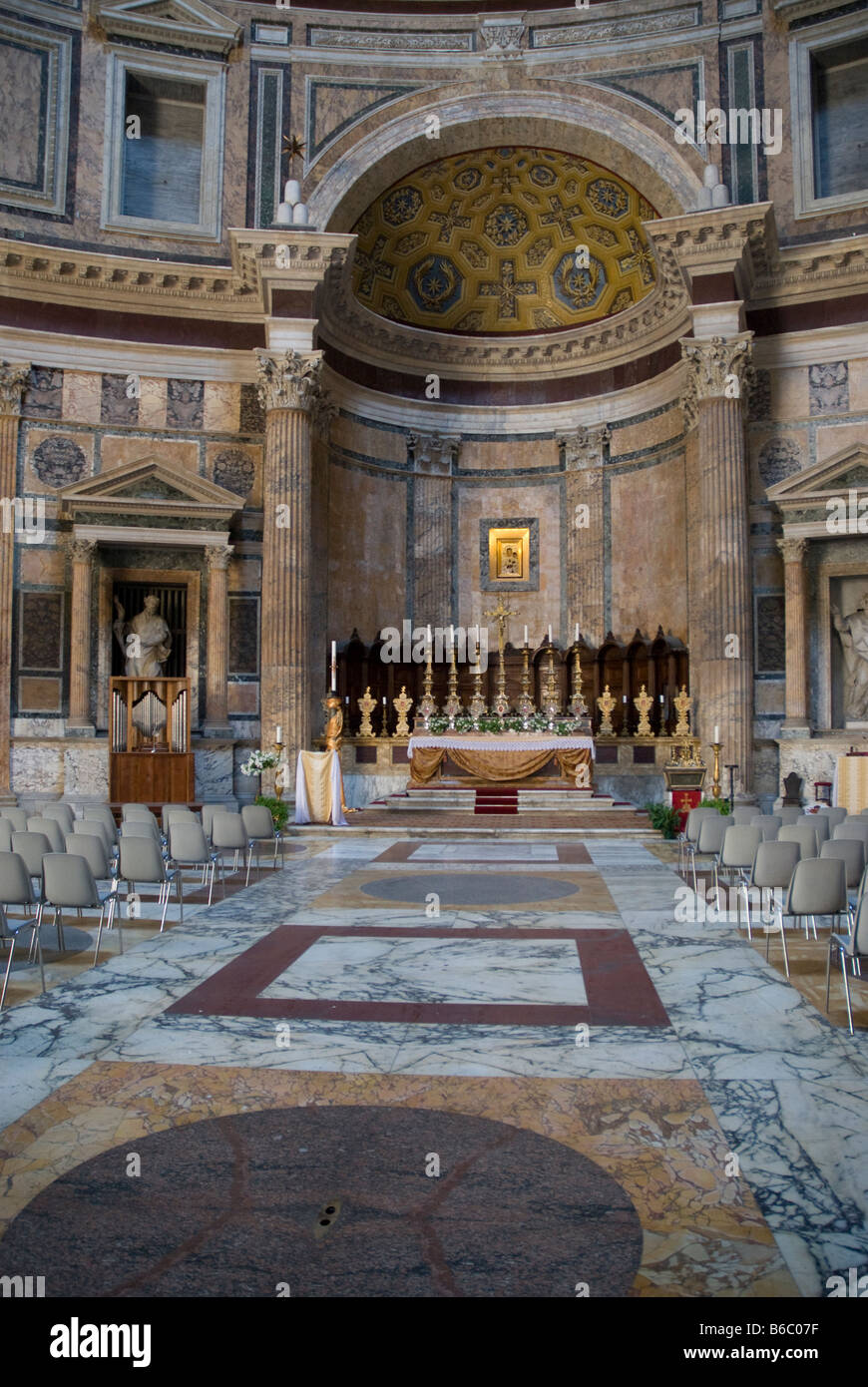 The pantheon rome interior hi-res stock photography and images - Alamy