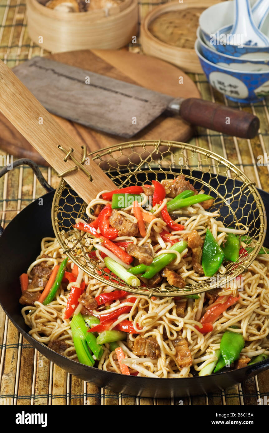 Chow mein Chinese food Stock Photo - Alamy