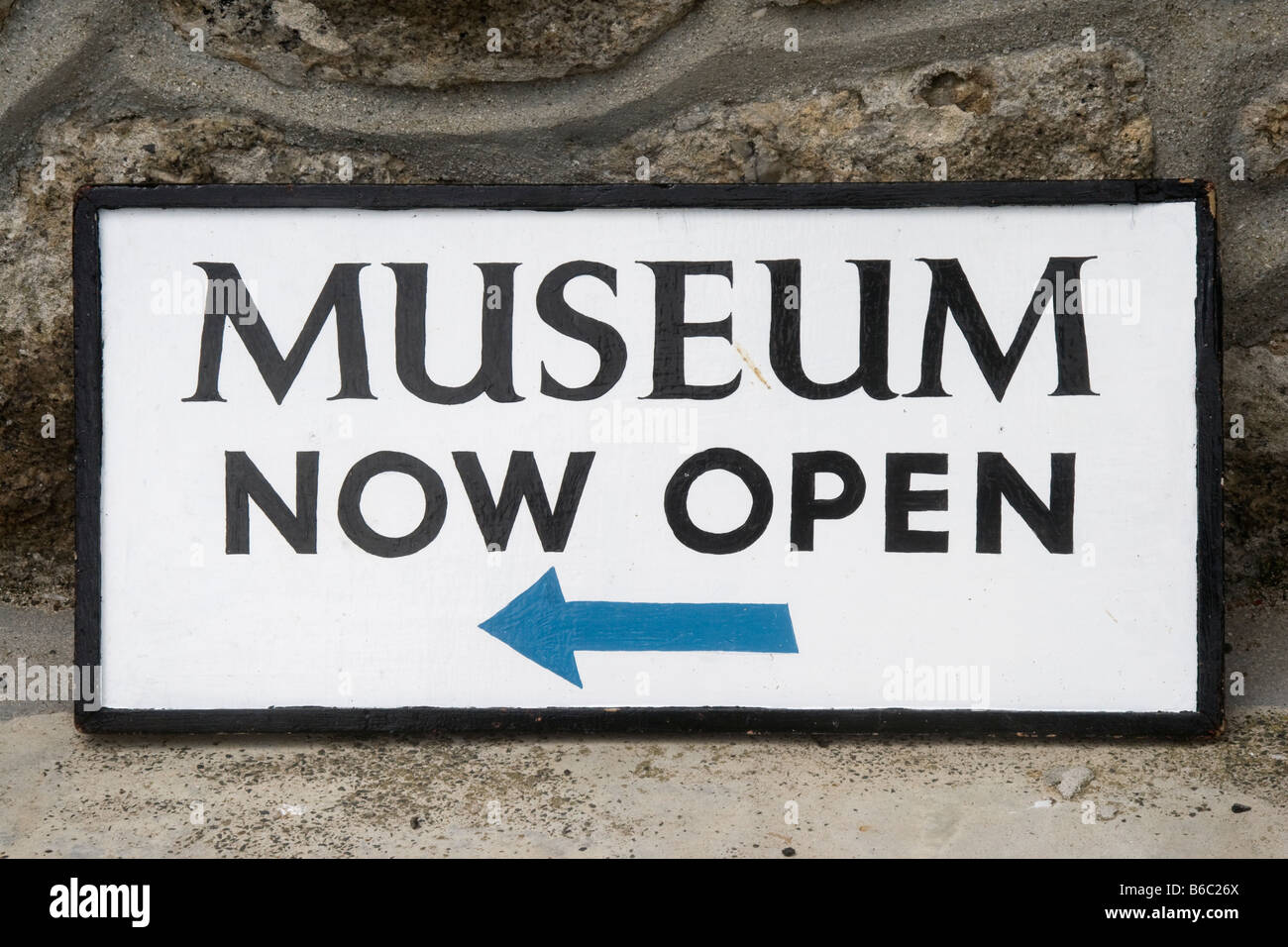 Sign with directional arrow, museum now open Stock Photo - Alamy