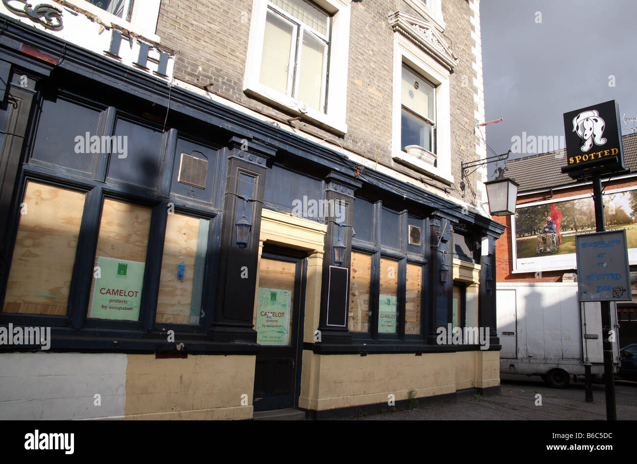 Closed down pub hi-res stock photography and images - Alamy