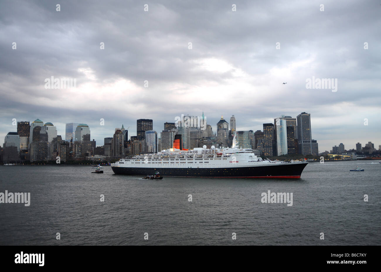 Qe2 cruise hi-res stock photography and images - Alamy