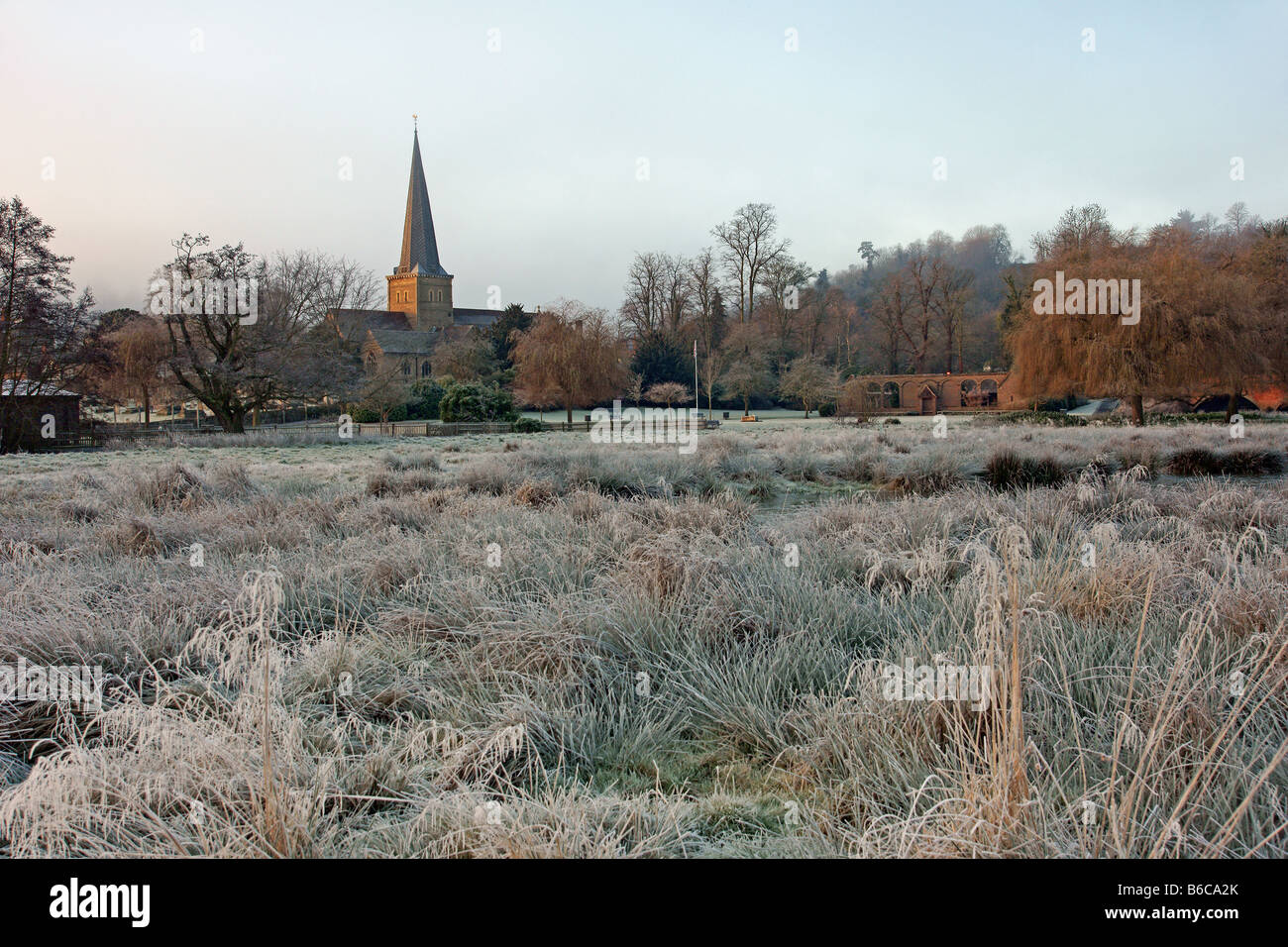 Frost lake winter surrey uk hi-res stock photography and images - Alamy