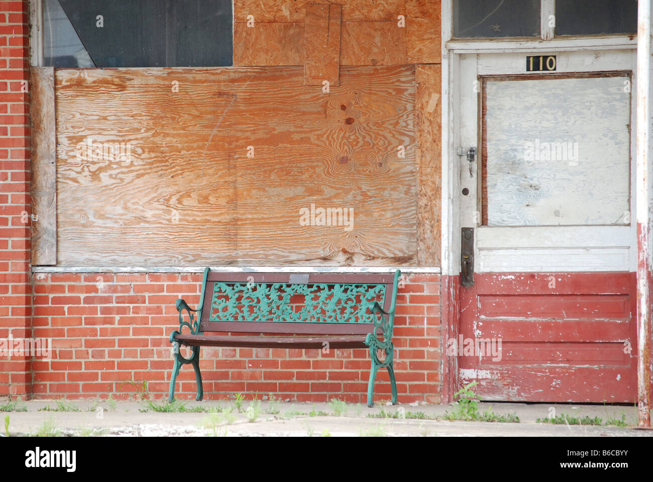 Which is boarded up hi-res stock photography and images - Alamy