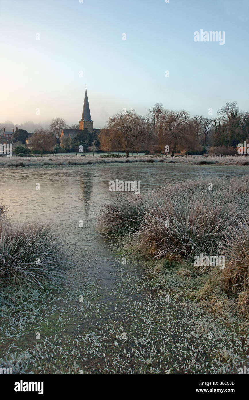 Frost lake winter surrey uk hi-res stock photography and images - Alamy