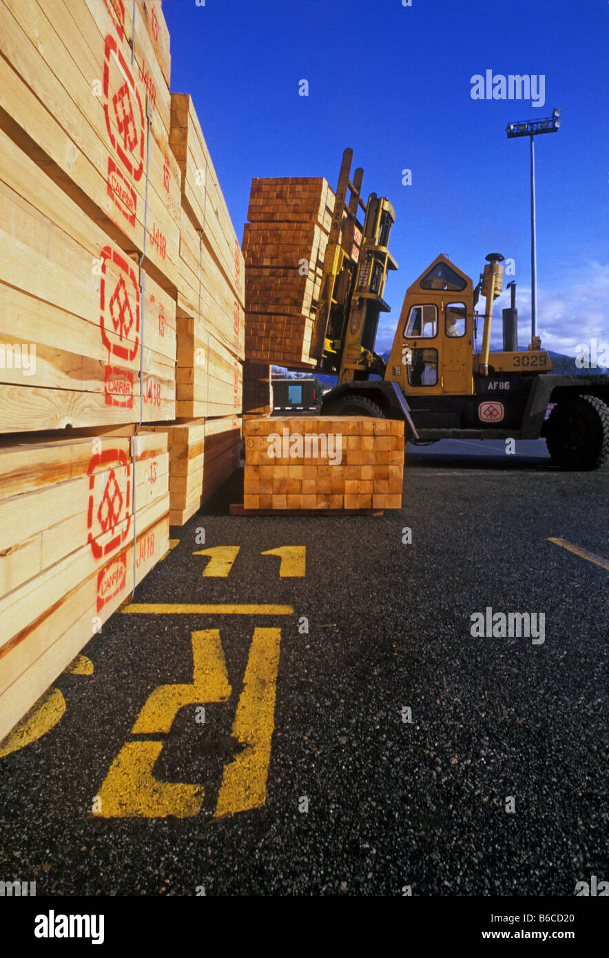Lumber being loaded hi-res stock photography and images - Alamy