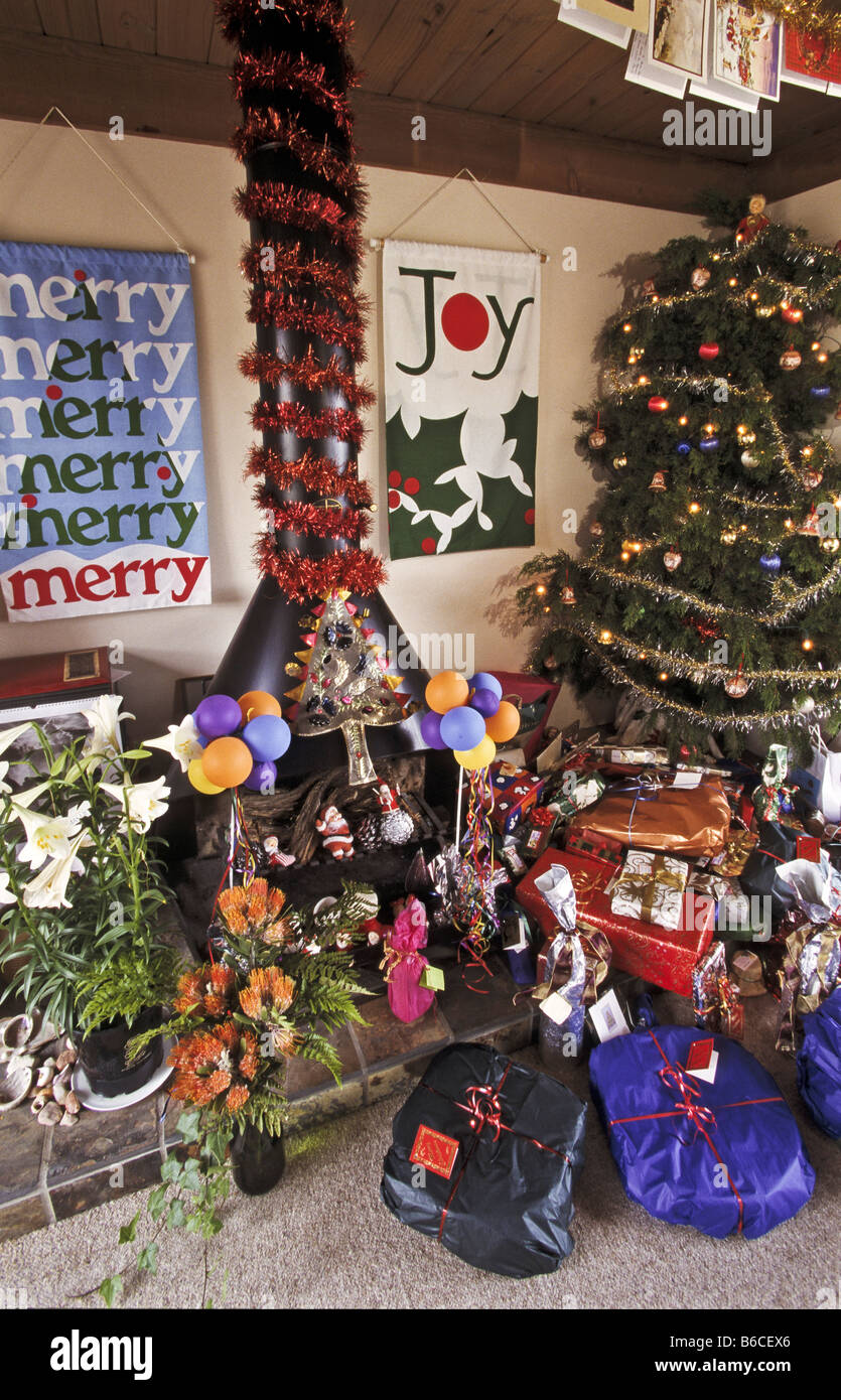 Presents around the tree hi-res stock photography and images - Alamy