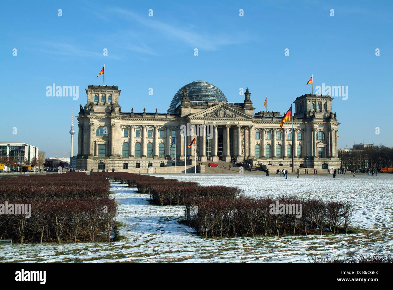 Tourists in front of government building Reichstag Berlin Germany Stock ...
