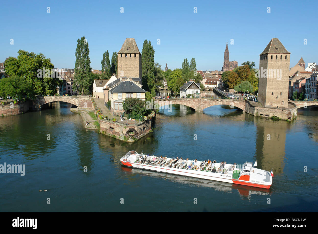Arch bridge across river, Petite France, Strasbourg, Bas-Rhin, Alsace ...