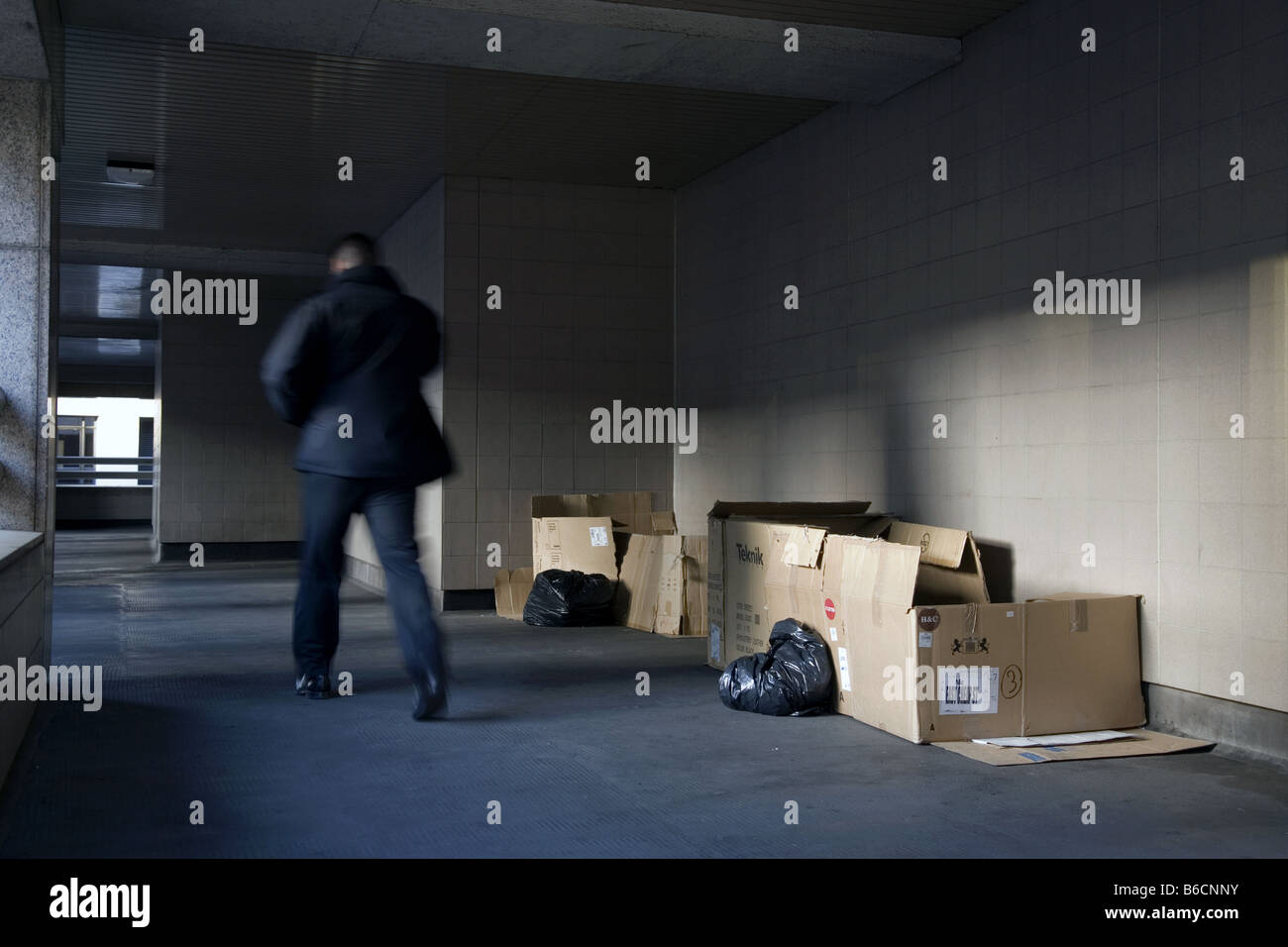 homeless cardboard box bed in city of london Stock Photo - Alamy