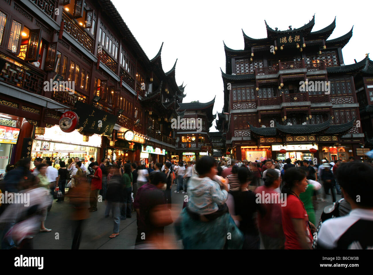 Tourists at market, Yuyuan Garden Bazaar, Shanghai, China Stock Photo ...