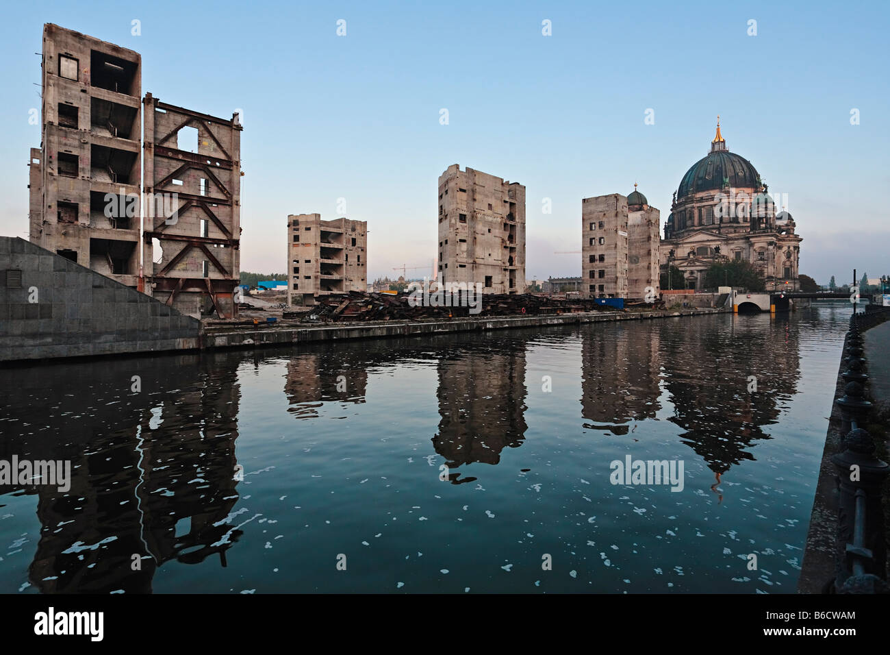 Reflection of buildings in water, Spree River, Palast Der Republik ...