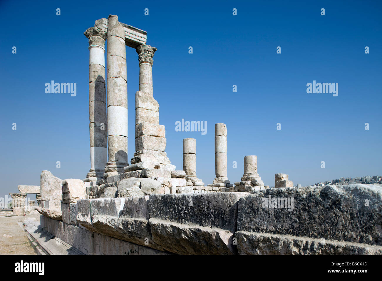 ROMAN TEMPLE OF HERCULES RUINS OF CITADEL AMMAN JORDAN Stock Photo - Alamy